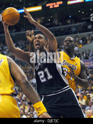 Los Angeles Lakers Shaquille O'Neal (34) reaches for a ball as Detroit ...