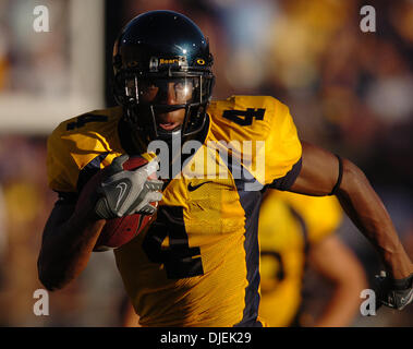 California Golden Bear's Thomas DeCoud, #4, leaps to catch an ...
