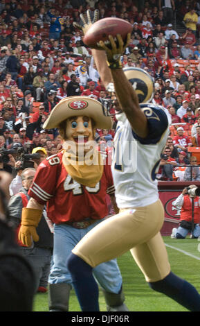 St. Louis Rams receiver Torry Holt (81) finishs running a play during ...