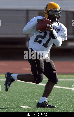 Dec 31, 2007 - San Antonio, Texas, USA - KYLE PRATER takes a breather ...