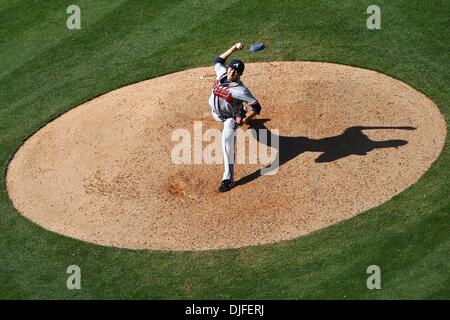 Atlanta Braves relief pitcher Jesse Chavez throws during the sixth ...