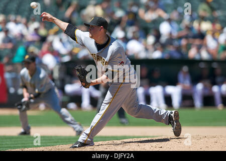 Pittsburgh Pirates' Evan Meek pitches in the ninth inning of a baseball ...