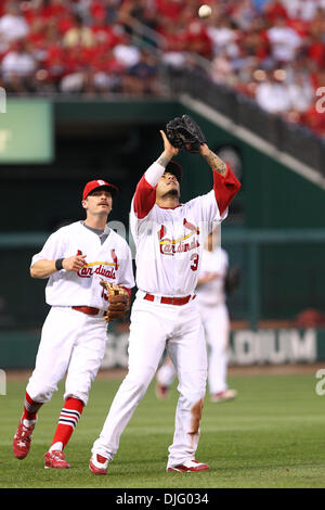 St. Louis Cardinals shortstop Felipe Lopez (8) dives for a line drive ...