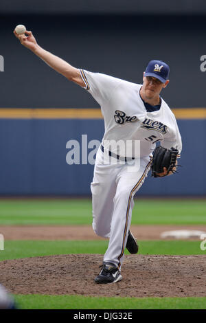 San Francisco Giants' Kameron Loe works against the Kansas City Royals ...