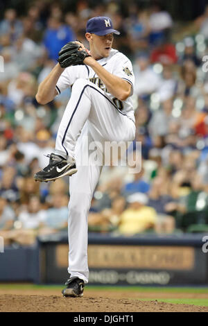 Milwaukee Brewers relief pitcher Kameron Loe (50) throws during the ...
