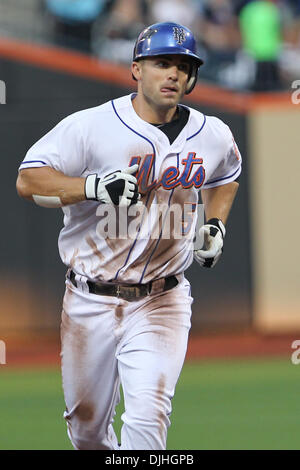 New York Mets infielder David Wright (#5) with a diving return to first ...