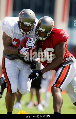 Tampa Buccaneer RB Derrick Ward (#28) running through drills with ...