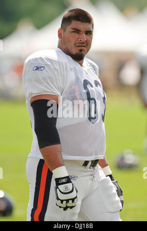 Chicago Bears offensive guard Roberto Garza (63) heads to the field for ...