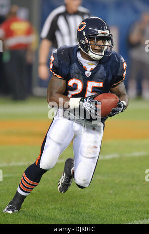 Running back Garrett Wolfe (25) stretches during the Chicago Bears ...