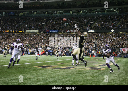 24 January 2010: Saints Wide Receiver Devery Henderson (19) catches a ...