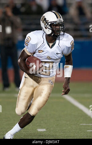 Central Florida quarterback Jeff Godfrey (2) scrambles for yardage past ...