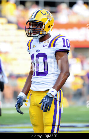 LSU wide receiver Russell Shepard (10) catches a pass during NCAA ...