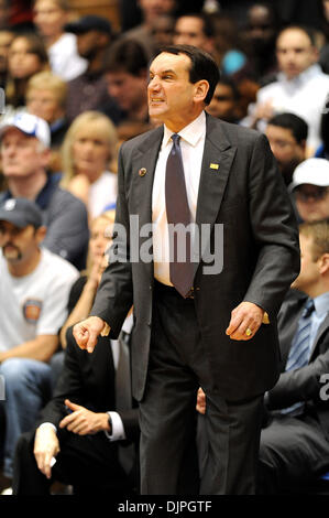 St. John's head coach Mike Anderson directs his team during the first ...