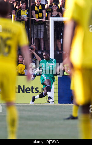 LA Galaxy goalkeeper Donovan Ricketts (1) punts the ball during a 1-0 ...