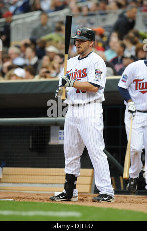 Minnesota Twins left fielder Jason Kubel #16 warms up in the on deck ...
