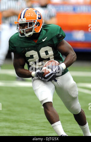 17 2010: Syracuse junior running back Ricky Azzoto (21) turns up field ...