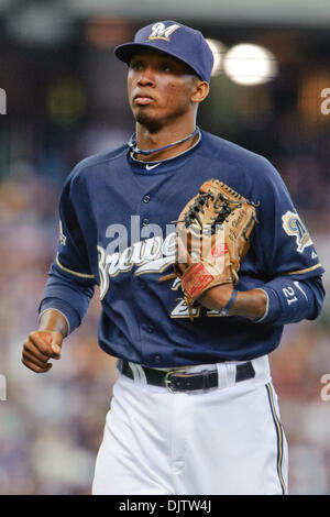Milwaukee Brewers shortstop Alcides Escobar (21) singles to left during ...