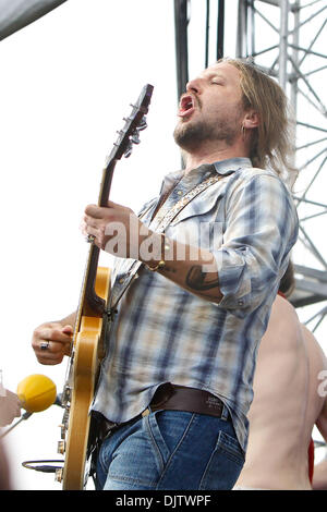 Edward Sharpe and the Magnetic Zeros perform at World Cafe Live Stock ...