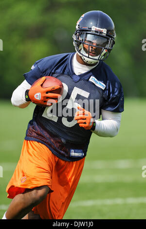 Running back Garrett Wolfe (25) stretches during the Chicago Bears ...