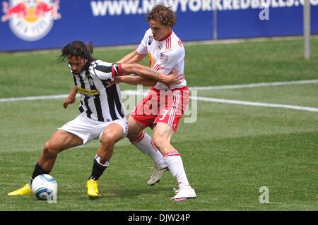 Juventus Forward Amauri (#11) and Red Bulls Defender Chris Albright (#3 ...