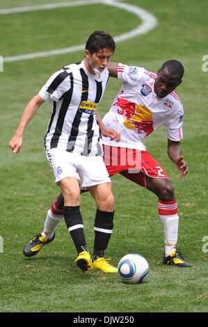 Juventus FC midfielder Luca Marrone (39) controls the ball from Red ...