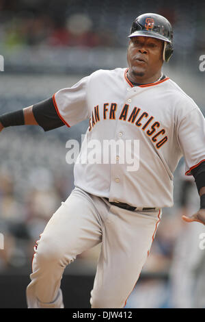 The Giants' Juan Uribe scores on a Andres Torres single to make it 6-4 ...
