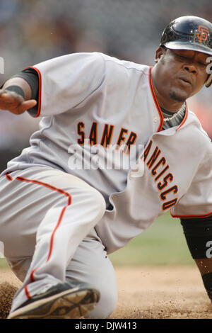 The Giants' Juan Uribe scores on a Andres Torres single to make it 6-4 ...