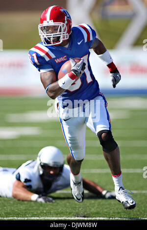 Louisiana Tech Bulldogs wide receiver Carlos Henderson (1) carries the ...
