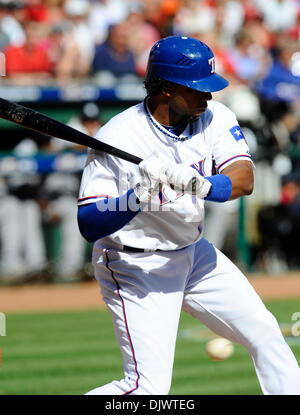 Texas Rangers' Elvis Andrus (1) bats against the Chicago White Sox in a ...