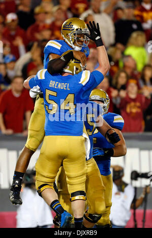 UCLA quarterback Brett Hundley, center, and teammates celebrated his ...