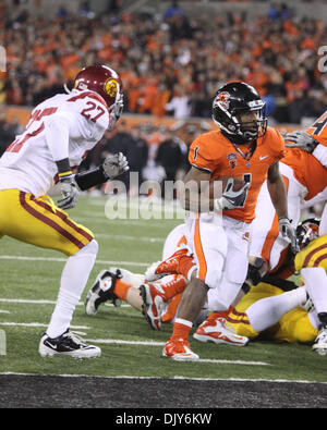 Oregon State's Jacquizz Rodgers scores as he receives a block from ...