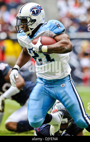 Tennessee Titans running back Javon Ringer (21) runs in the red zone ...