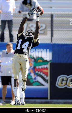 Central Florida receiver Quincy McDuffie, right, loses control of a ...