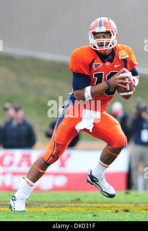UTEP quarterback Trevor Vittatoe (10) celebrates with Jeff Moturi (6 ...