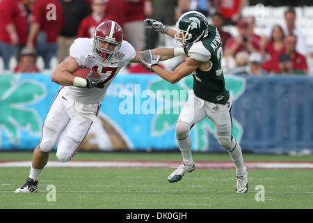 Alabama tight end Brad Smelley (17) dives into the endzone on a four ...