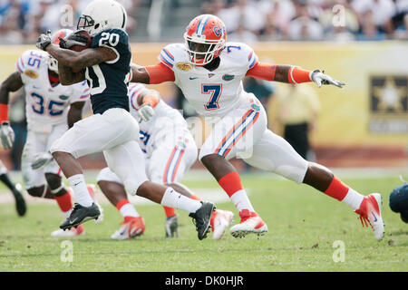 Florida Gators linebacker Ronald Powell (7) wraps up Miami Hurricanes ...