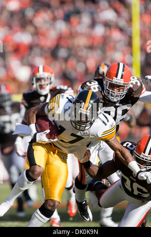 Cleveland Browns defensive back Abram Elam (26) watches as Detroit ...