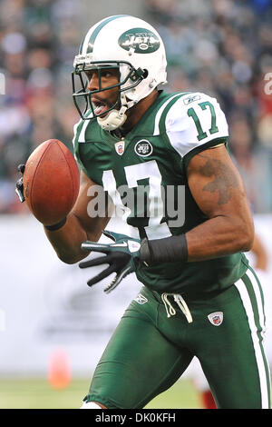 Braylon Edwards of the New York Jets (17) takes an 80-yard pass play ...