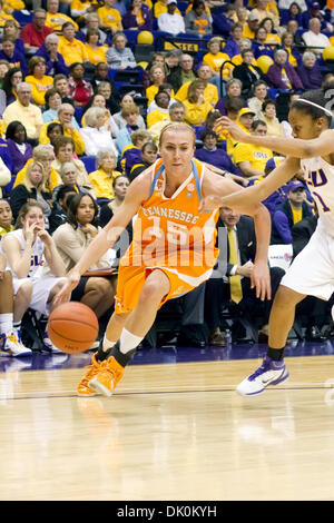 Tennessee forward Alicia Manning (15) dribbles the ball downcourt ...