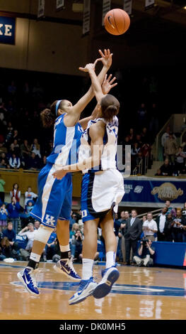 Duke guard Jasmine Thomas (5) shoots a first-half shot over Kentucky ...