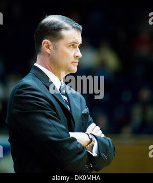 Kentucky head coach Matthew Mitchell talks with player Maegan Conwright ...