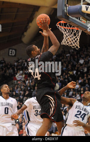 Cincinnati Forward Yancy Gates (34) drives to basket on Notre Dame ...
