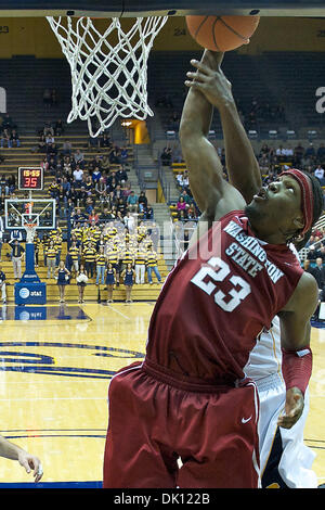 Washington State forward DeAngelo Casto celebrates after teammate Klay ...