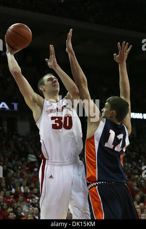 Illinois center Meyers Leonard (12) plays against Minnesota forward ...