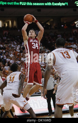 Oklahoma Sooners guard Cade Davis (34) delivered a pass as Baylor Bears ...