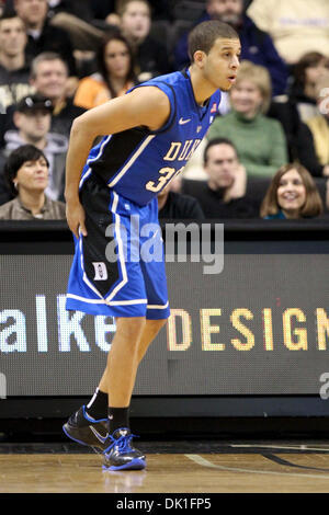 Duke guard Seth Curry (30) goes to the floor for a loose ball with ...