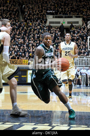 Michigan State's Korie Lucious (34) is seen in action against Tennessee ...