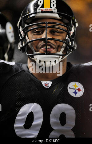 Pittsburgh Steelers defensive tackle Casey Hampton (98) on the sideline ...