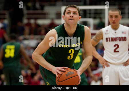 Oregon guard Garrett Sim (3) shoots as Washington State guard Reggie ...