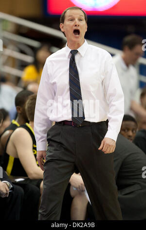 Oregon head coach Dana Altman, center, reacts during the first half of ...